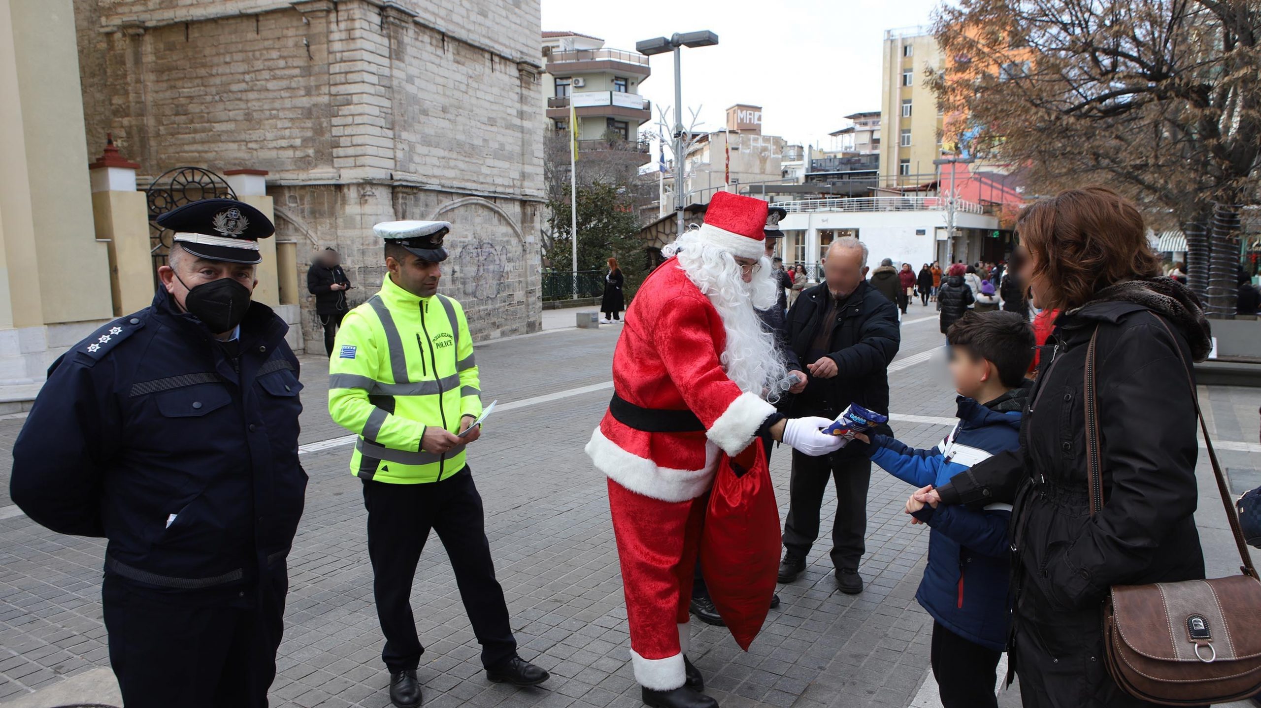 Ενημερωτικά φυλλάδια με συμβουλές οδικής ασφάλειας με τίτλο « Πόλη για ...
