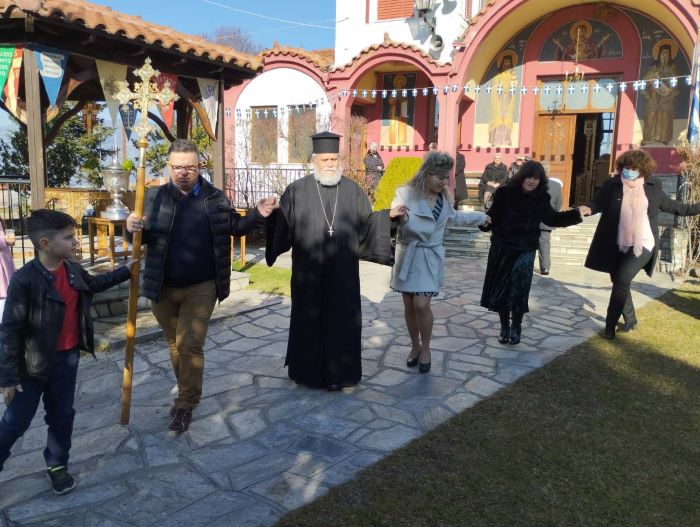 Ο κυκλικός παραδοσιακός χορός των Θεοφανείων 2023 στον Άγιο Διονύσιο εν ...